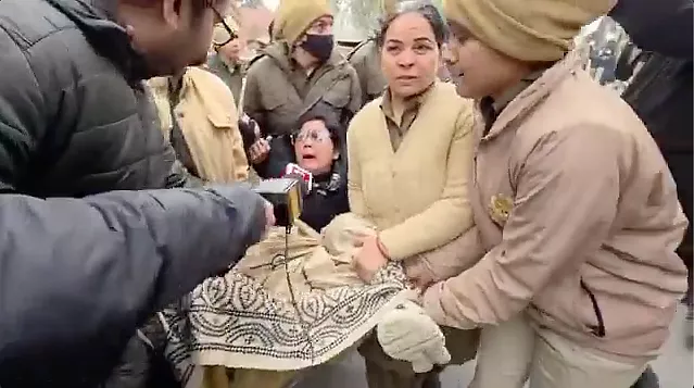 TMC protests outside HM Amit Shah's office, Mahua Moitra and several ...